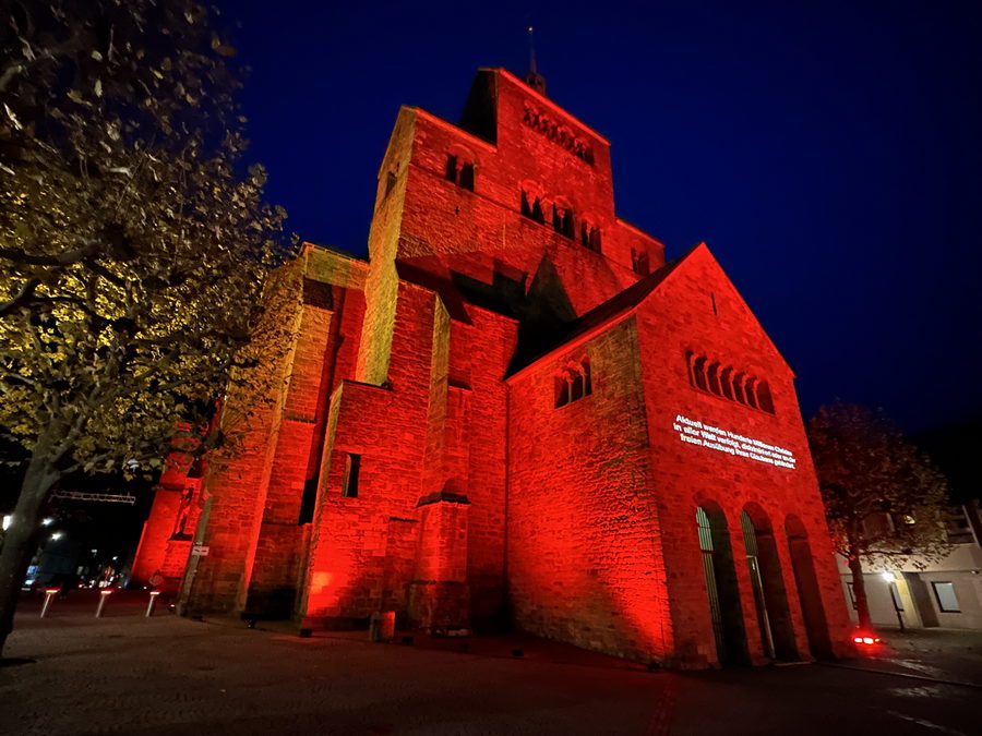 Red Wednesday: Rote Beleuchtung erinnert an Christenverfolgung